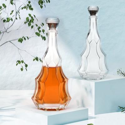 Cina 700 ml 750 ml bottiglia di vetro quadrata incisa per vodka whisky liquore gin rum brandy spirit in vendita
