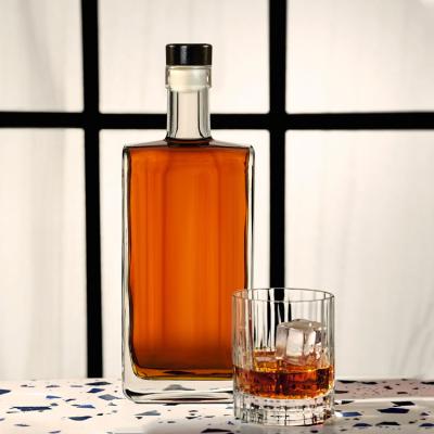 Cina Tipo di tenuta CORK 500 ml 700 ml Bottiglia di vino in vetro vuoto quadrato chiaro per vodka whisky in vendita