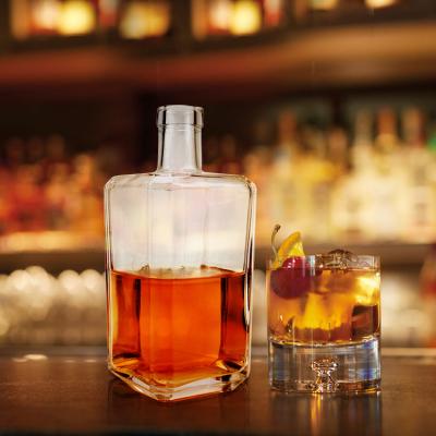 China Garrafa de vidro 500 ml 700 ml 750 ml para embalagem de bebidas alcoólicas à venda