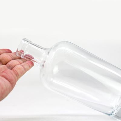 Cina 250ml/350ml/500ml/550ml/650ml/700ml/750ml Forma quadrata Decal Artigianato Bottiglia di gin Vetro in vendita