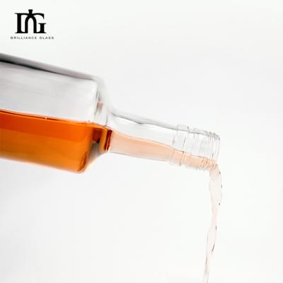 Cina Logo personalizzato Bottiglie di liquore in vetro trasparente da 200 ml a 500 ml a 700 ml con sigillo CORK in vendita