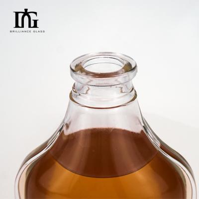 Cina Bottiglia di vetro Whiskey 500ml 750ml 1000ml Materiale di base vetro tipo tappo per coperte di sughero in vendita
