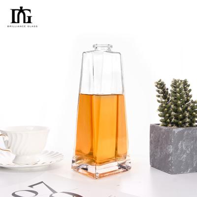 China Garrafa de cosméticos de vidro quadrado com tampa de cortiça Capacidade de 700 ml Material do corpo vidro à venda