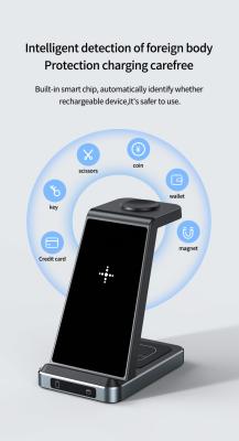 Cina Cellphone Earphone Smart Watch 3 in 1 Wireless Charging Station with 5V Power Output in vendita