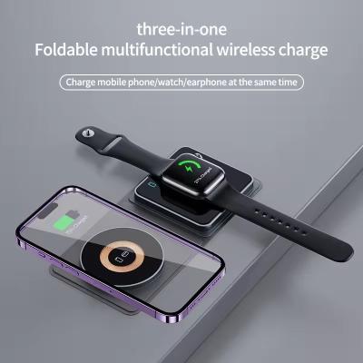 Cina Carica veloce da 15W 2 in 1 caricabatterie senza fili pieghevole con funzione QC3.0 e design magnetico in vendita