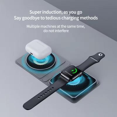 Cina Carica veloce da 15W 2 in 1 caricabatterie senza fili pieghevole con funzione QC3.0 e design magnetico in vendita