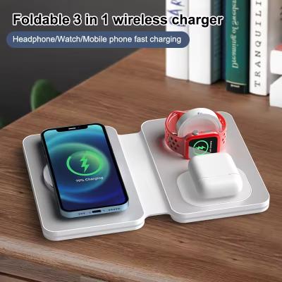 Cina 3 in 1 Wireless Charger Pad Magnetic Foldable Charging Station con 5W/3W/15W max Output in vendita