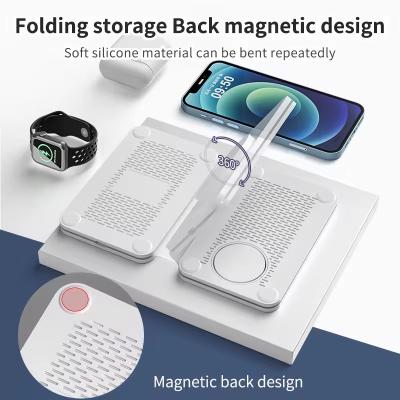 Cina 3 in 1 Wireless Charger Pad Magnetic Foldable Charging Station con 5W/3W/15W max Output in vendita