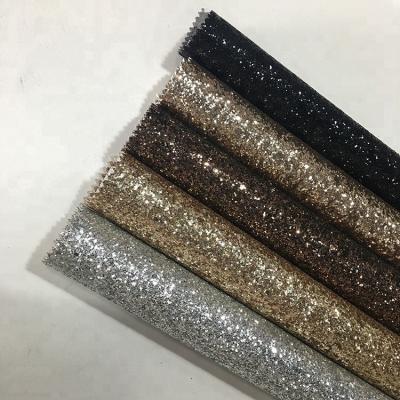 中国 Puの総合的なきらめきの革生地の毛の装飾は0.8±0.15mmの厚さを適用しました 販売のため