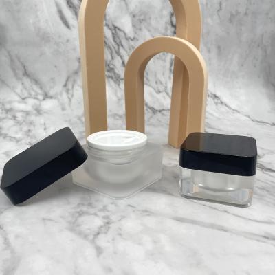 Cina Berretto nero 15g 30g dei contenitori dei barattoli cosmetici di plastica del quadrato il piccolo ha personalizzato il colore in vendita