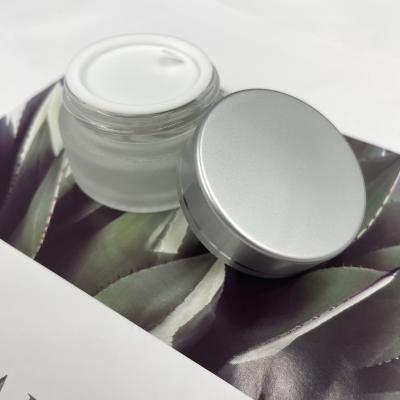 Cina Il cosmetico di vetro su ordinazione rotondo 20g stona l'altezza d'imballaggio 3.2cm del diametro 4.7cm in vendita