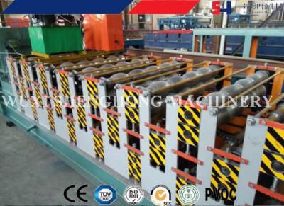 Cina Rotolo del pannello del tetto di tre strati che forma la linea dell'estrusione delle mattonelle metallo/della macchina in vendita
