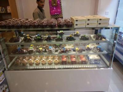 中国 便利な足車が付いている二重アーク ガラスの商業ケーキの表示フリーザー 販売のため