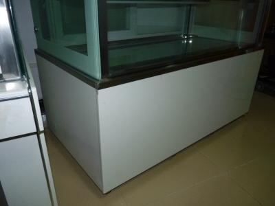 China 1.5 meter Vertical Chiller 660W , Cake Display Freezer 3 Shelf With Tough Glass for sale