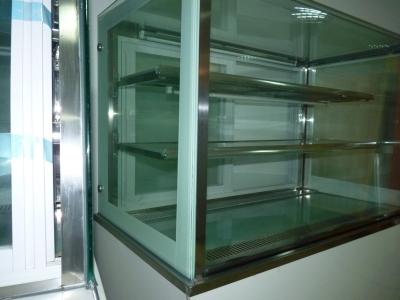 China 1.5 meter Vertical Chiller 660W , Cake Display Freezer 3 Shelf With Tough Glass for sale
