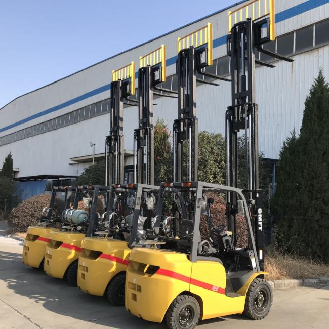2ton Tcm Style Gasoline and LPG Forklift with Nissan K21 K25 Engine Cushion Tire
