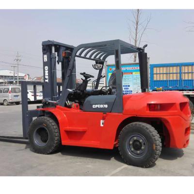 Cina Camione elevatore diesel da 7 tonnellate con altezza di sollevamento 3000-7000 mm Min. Larghezza dell'accoppiamento ad angolo retto 5620 mm in vendita