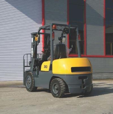 Cina Camione elevatore da 3 tonnellate Omft con motore Isuzu C240 2470 mm Min. Radius di rotazione e forcella 1070 mm in vendita