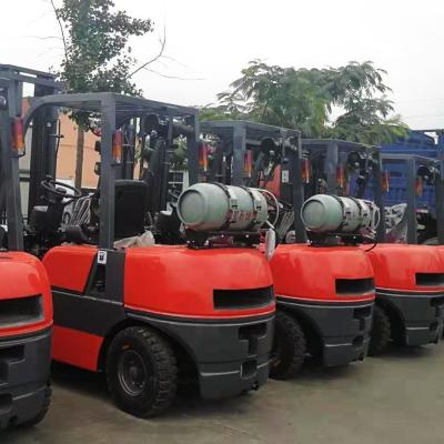 China 2t benzine LPG vorklift met Nissan K21 K25 klemmen Hydraulische transmissie en duurzaam Te koop