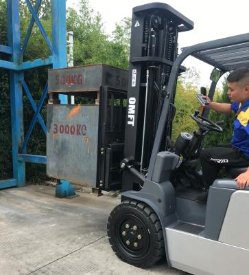 Cina 3Camion elevatore a forchetta a batteria da 5 tonnellate con tre metri due fasi pneumatico a masto libero pneumatico o solido in vendita