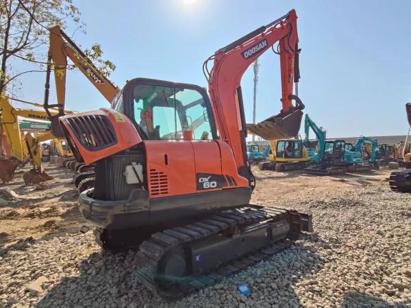 Quality 6 Ton Used DH60 Mini Excavator With DX60 And Original Hydraulic Cylinder for sale