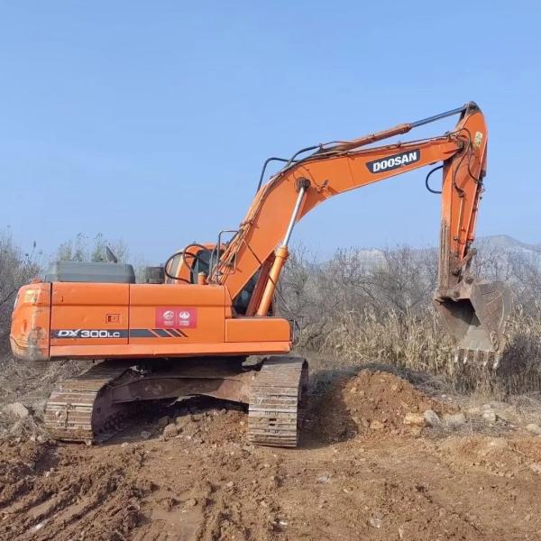29500kg Second Hand DOOSAN DX300 Excavator 151KW Suitable for Crushing and Affordable