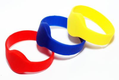 China Customized RFID Silicone Bracelets Waterproof RFID NFC Wristband With Logo Print for sale