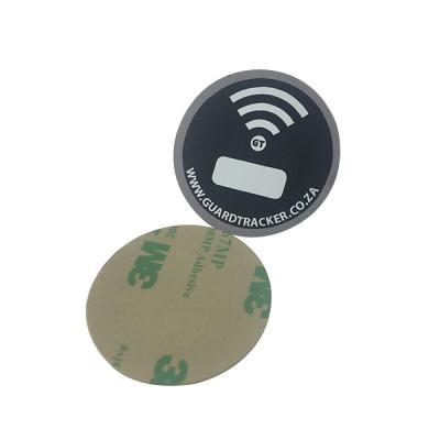Chine Impression personnalisée 215 213 NFC Tag Sticker 13,56mhz 1cm - 10cm Distance de lecture à vendre