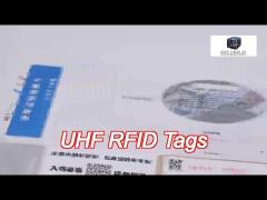 Μικρές ετικέτες RFID επεξεργάζονται από ένα γεωαυτοματοποιημένο σύστημα.