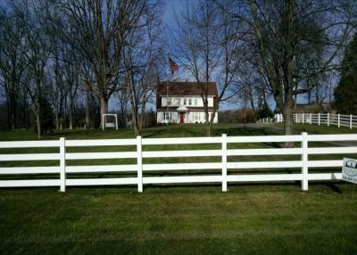 China 3 Rail Wire Mesh Fencing Eco-Friendly White Vinyl Horse Fence Panel for sale
