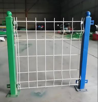 China Easily Assembled V Bending Welded 3D Curved Garden Security Fence Panel for sale