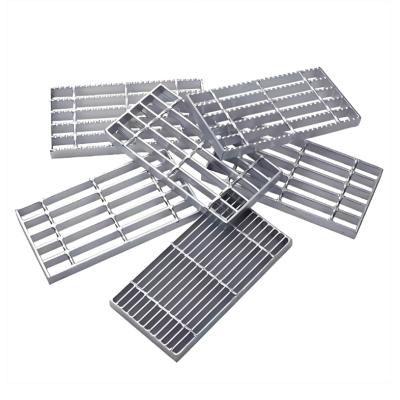 China Slip Resistant Galvanized Steel Grating Stair Tread Panel with 25x5mm Bearing Bars and Hot Dip Galvanized Surface for sale
