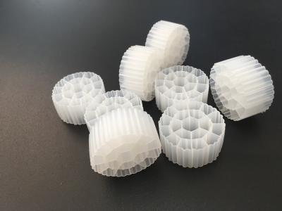 China Meios de filtro brancos do Hdpe da cor, serviço longo plástico Llfe dos meios de filtro à venda