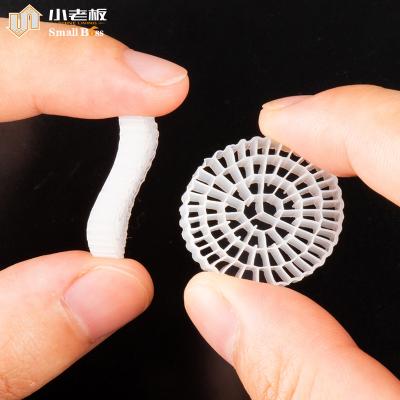 Cina Mbbr Acquario Filtro Materiale di plastica PE 1600M2/M3 per l'allevamento di pesci in vendita
