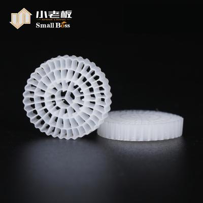 中国 サンプル 75 穴 大面積 白 信頼性の高い MBBR メディア RAS のバイオフィルター メディア 販売のため