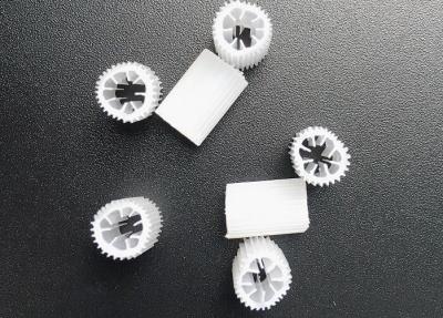 China Industriële Hdpe Filtermedia SGS van de HEUPEN Materiële 5*5mm Grootte Certificatie Aangepaste Kleur Te koop