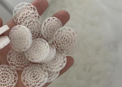 Cina L'HDPE del vergine 63 fori MBBR il corpo filtrante per il trattamento delle acque in vendita