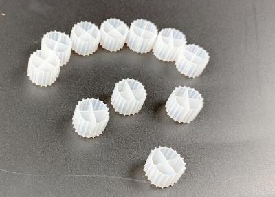 中国 MBBRの白いHDPE IFAS生物的フィルター媒体1000m2/M3 販売のため