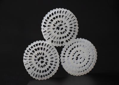 중국 처녀 HDPE 물자 MBBR 생물 매체 백색 색깔 및 25*4mm 크기 높은 표면 MBBR 판매용