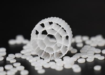 中国 バージンのHDPE材料および白い色の19の穴K3 Biocellフィルター媒体 販売のため