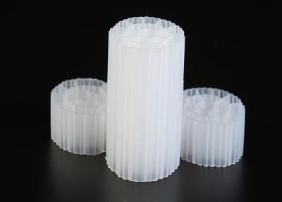 China Cor branca plástica material dos meios de filtro do HDPE MBBR do Virgin para o tratamento de águas residuais à venda