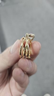 Cina Unico Disegno Taglio Rotondo Anello Diamante Coltivato In Laboratorio 18K Oro Giallo Moderno in vendita