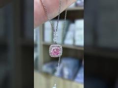 1.63ct het roze Laboratorium van de Kussenbesnoeiing VERSUS het Witgoud van Diamond Necklace 18k past de Dienst aan
