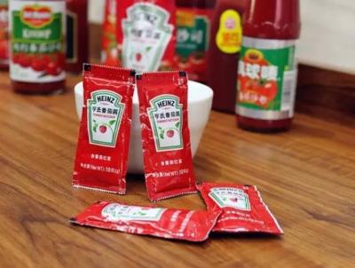 Cina Materiale da otturazione e impacchettatrice automatici del ketchup di acciaio inossidabile 10ml Madonal del commestibile di LC-220L in vendita