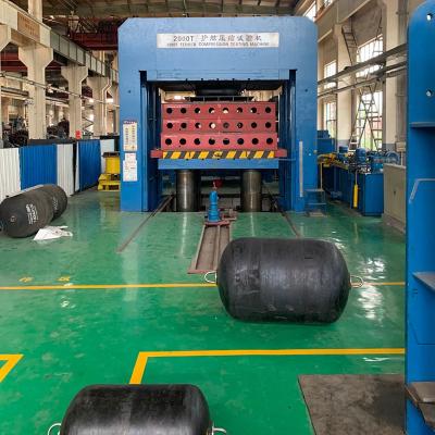 China Zwart Rubber Pneumatisch Rubberstootkussen met grote trekspanning Yokohama 4.5*12.0m voor Grote Schepen Te koop