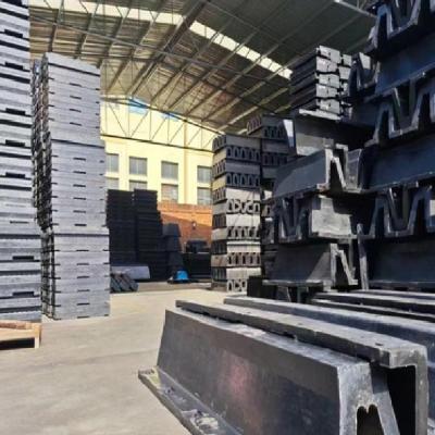 Cina BV Certificato Fender Tipo V Barche Forniture marine Gomma Fender a forma di V in vendita