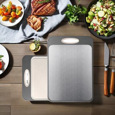 Cina Tavola di taglio per cucina in acciaio inossidabile 304 con design antiscama e caratteristica antiscivolo in vendita