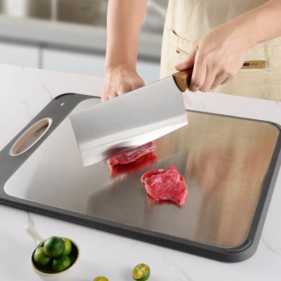 Cina Tavolo da taglio in acciaio inossidabile 304 con design antiscivolo e cornice di plastica resistente in vendita