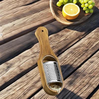Cina Logo Grater per formaggio in acciaio inossidabile personalizzato con raccoglitore di legno di acacia rimovibile in vendita