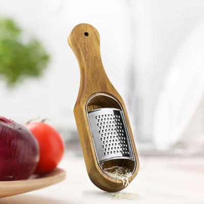 Cina Logo Grater per formaggio in acciaio inossidabile personalizzato con raccoglitore di legno di acacia rimovibile in vendita